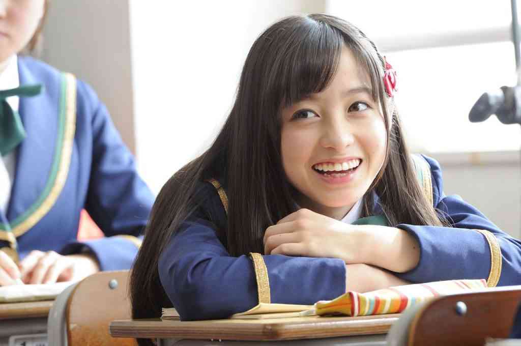 橋本環奈が太ってる?ゴチのドレス画像で胸の谷間が露わに…可愛すぎる制服姿も! Endia